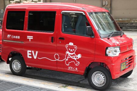 すっかり街に馴染んだ郵便局の赤いEV。電気自動車導入の裏側は？ ｜EV充電エネチェンジ