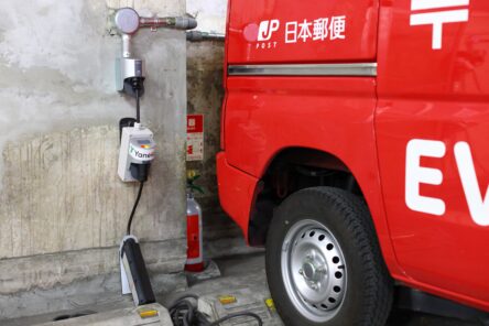 すっかり街に馴染んだ郵便局の赤いEV。電気自動車導入の裏側は？ ｜EV充電エネチェンジ